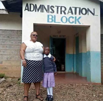 Professora costura uniforme rasgado de aluna: “professora de verdade ...